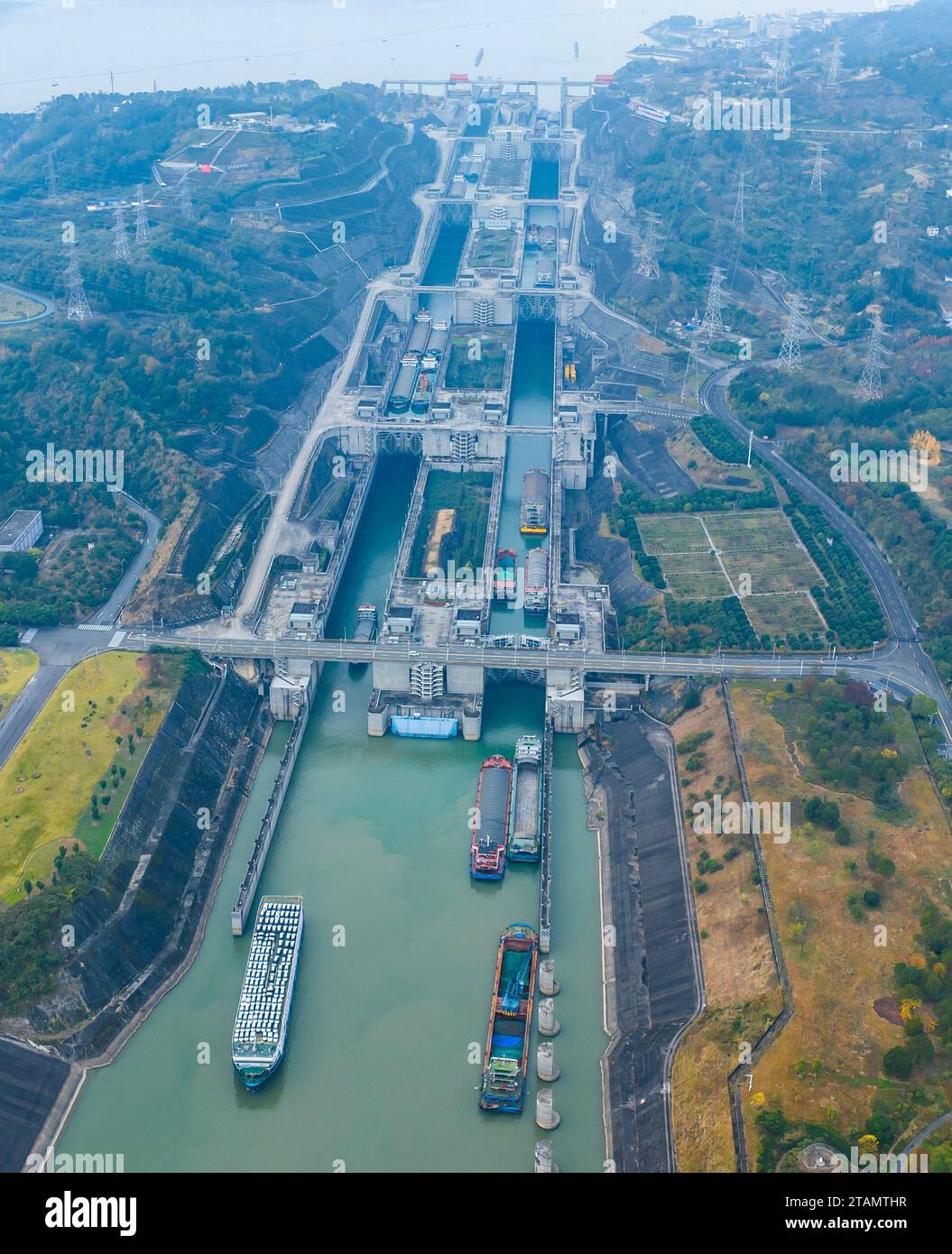 (231202) -- YICHANG, Dec. 2, 2023 (Xinhua) -- This aerial photo taken ...