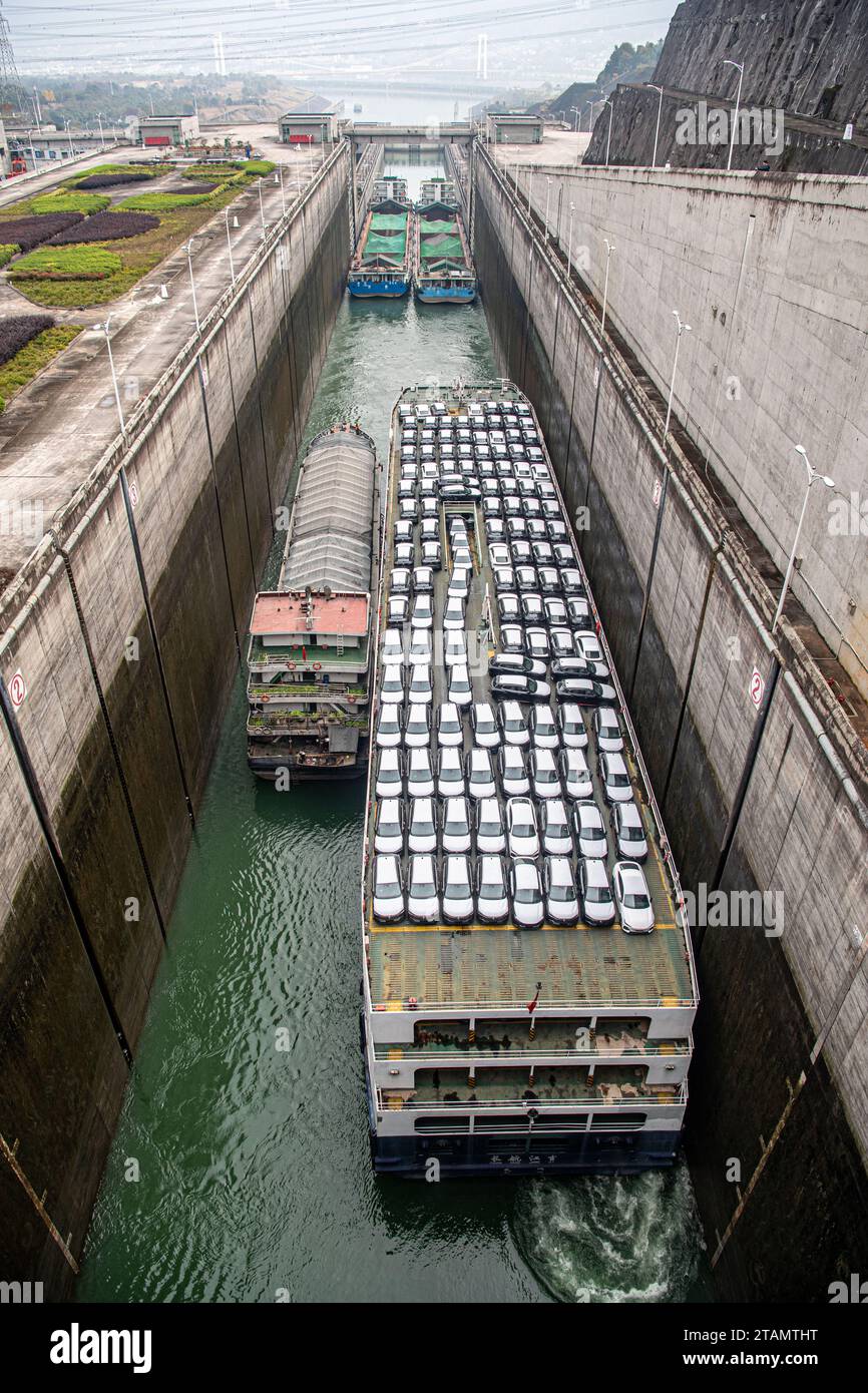 (231202) -- YICHANG, Dec. 2, 2023 (Xinhua) -- Cargo vessels pass ...