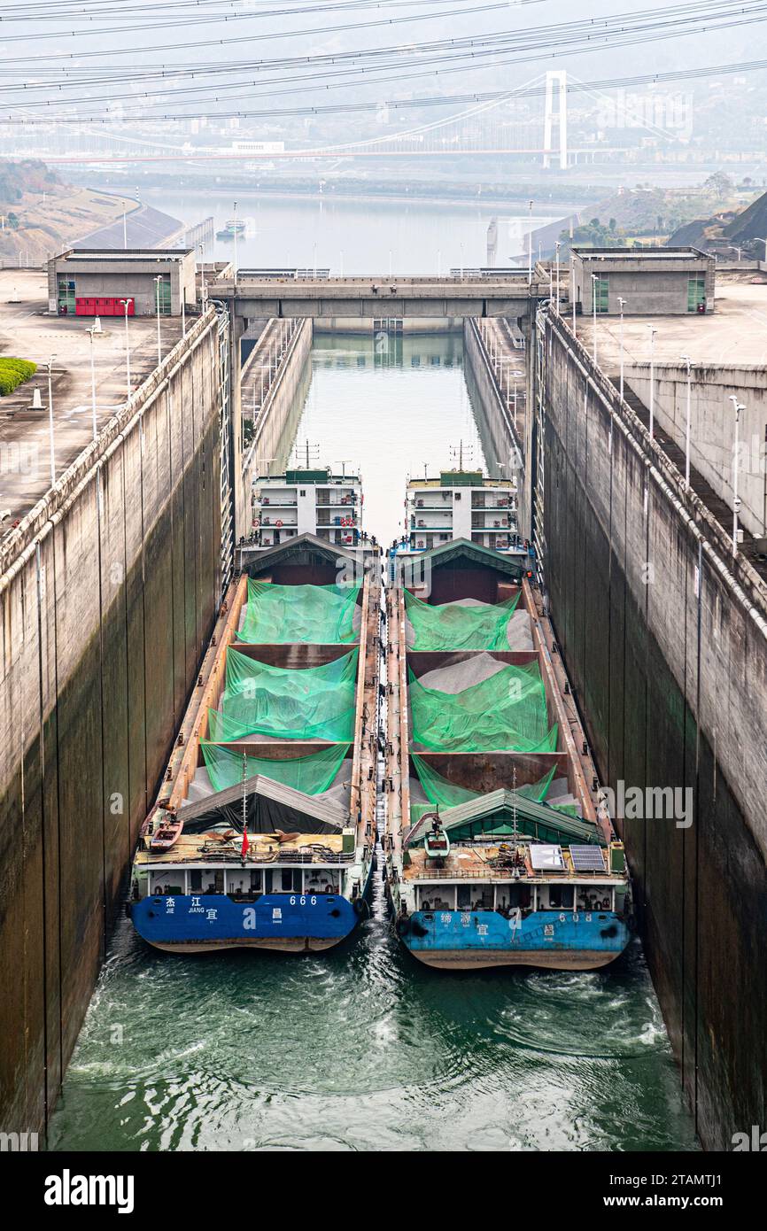 (231202) -- YICHANG, Dec. 2, 2023 (Xinhua) -- Cargo vessels pass ...