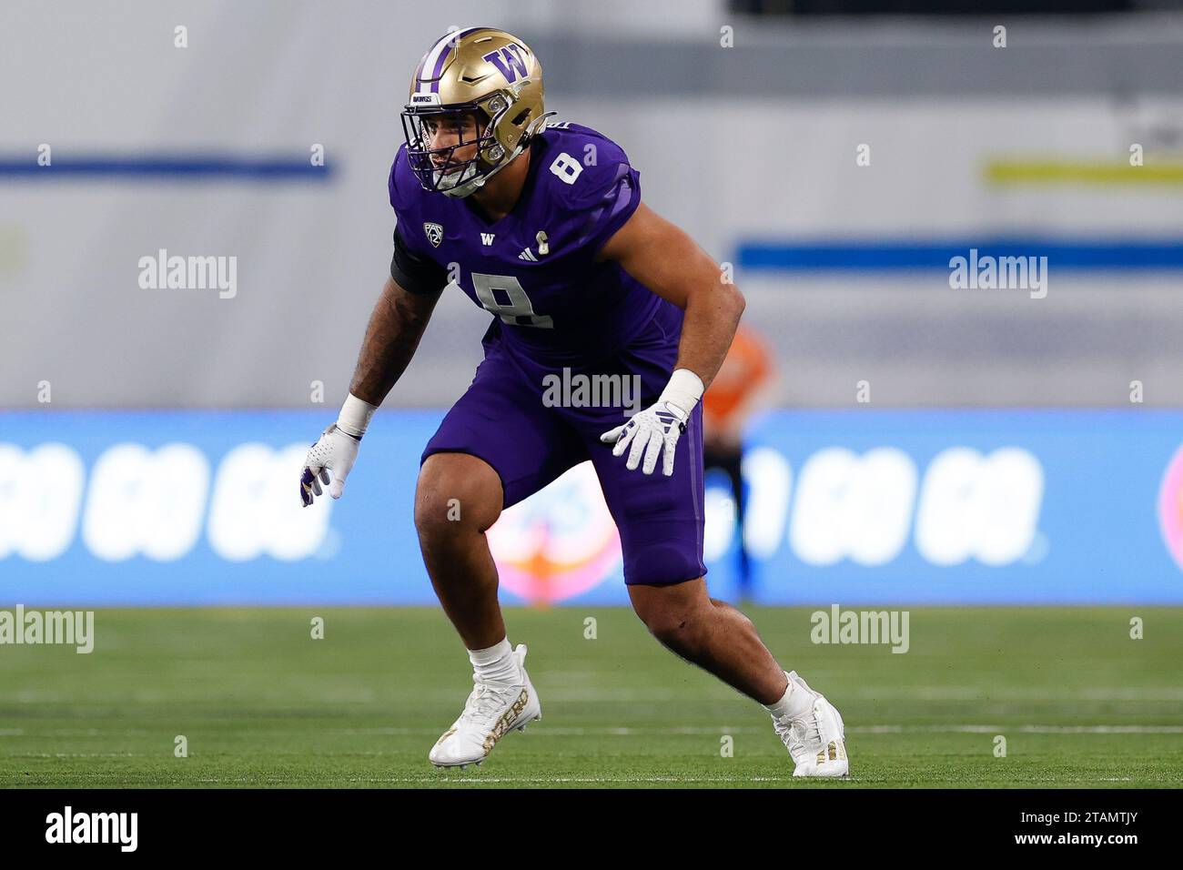 Washington defensive end Bralen Trice (8) runs around the edge during ...