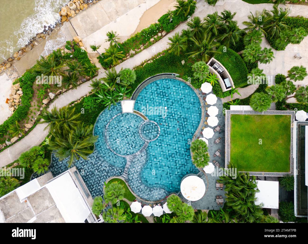 Infinity pool aerial view hi-res stock photography and images - Alamy
