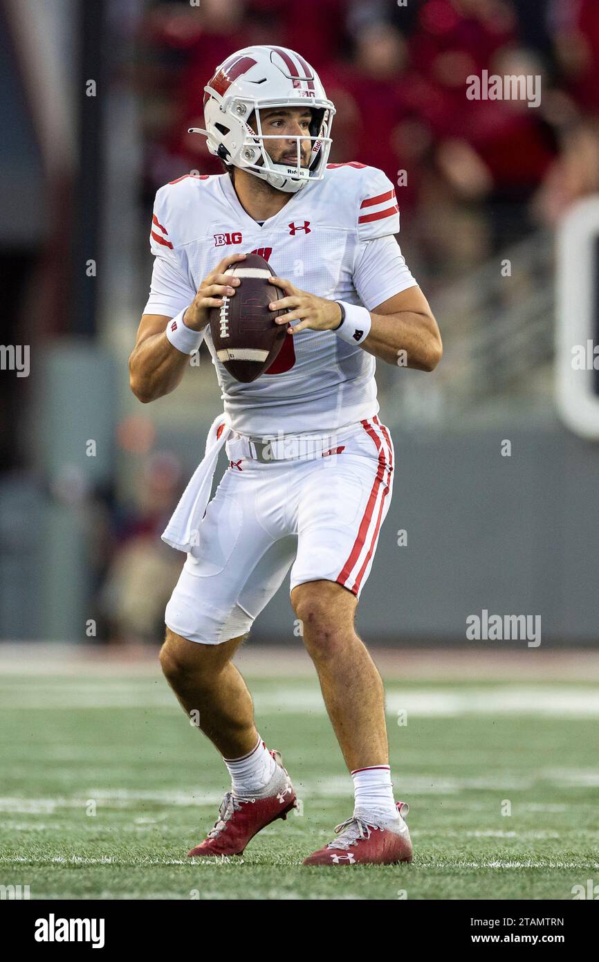 Wisconsin Badgers quarterback Tanner Mordecai (8) looks for a receiver ...