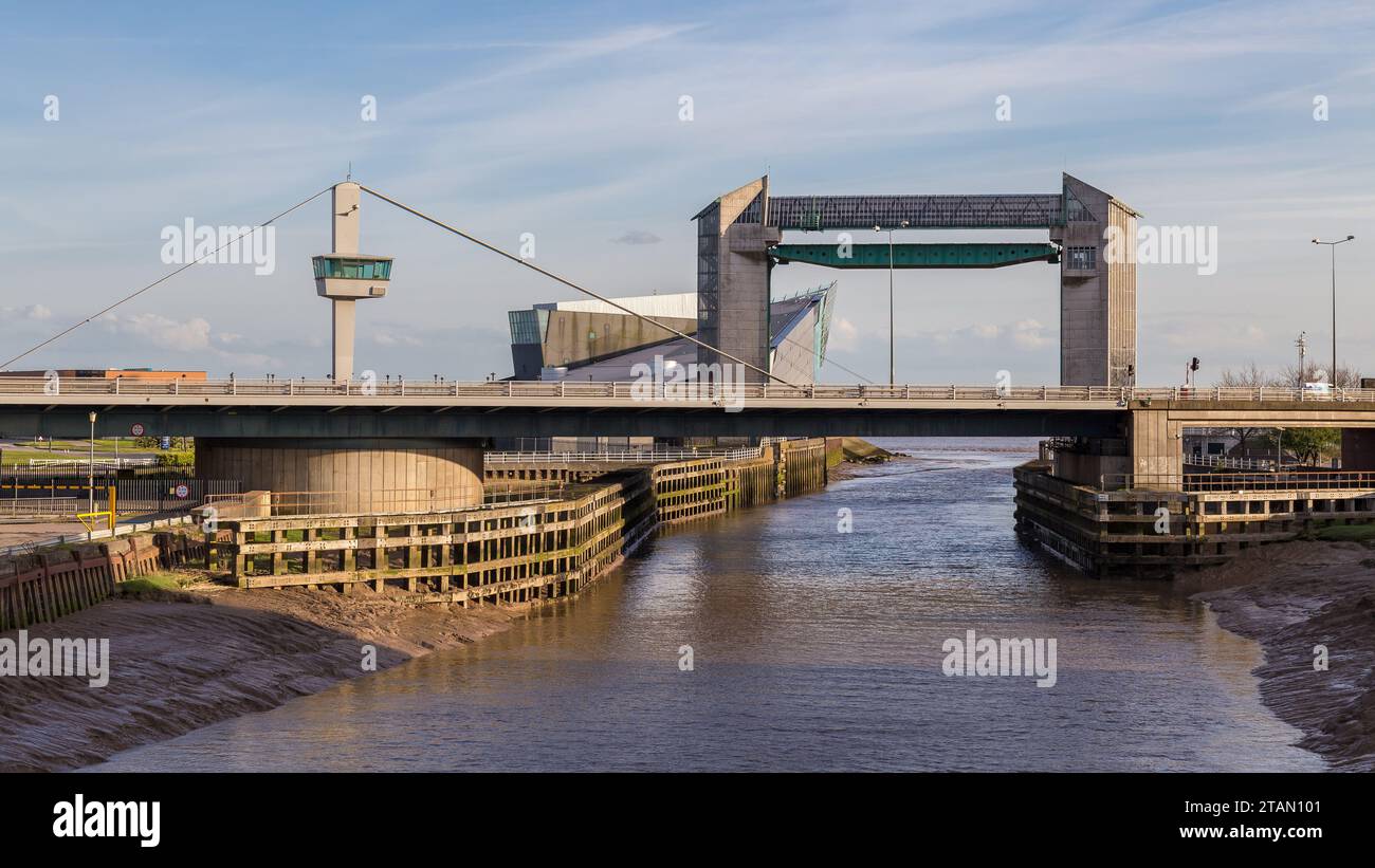 Scale lane bridge hull hi-res stock photography and images - Alamy