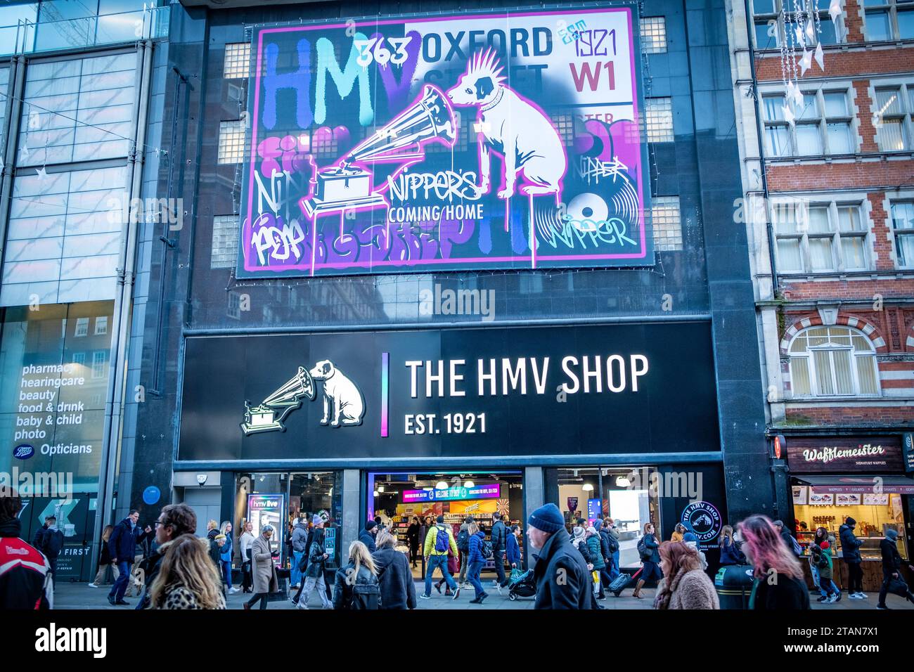 At hmv oxford street in central london hi-res stock photography and ...