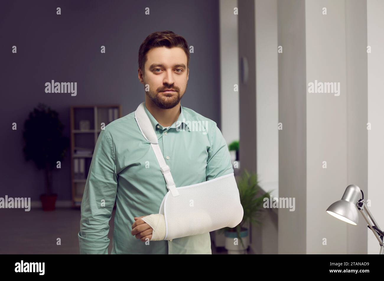 Young man with broken arm wearing arm splint Stock Photo - Alamy