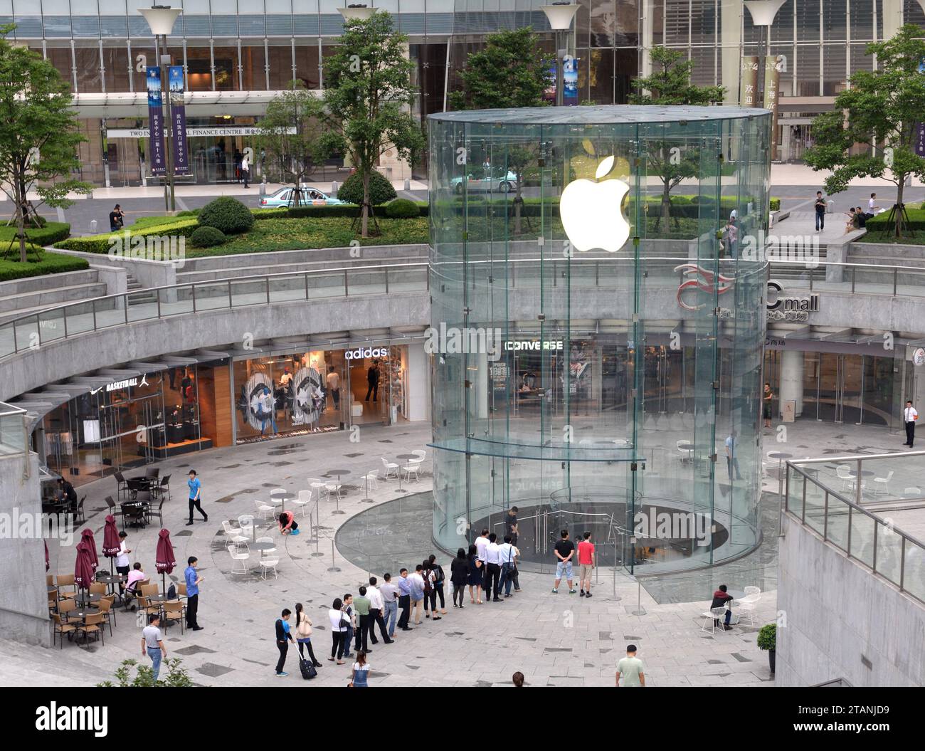 Glass entrance apple store in hi-res stock photography and images - Alamy