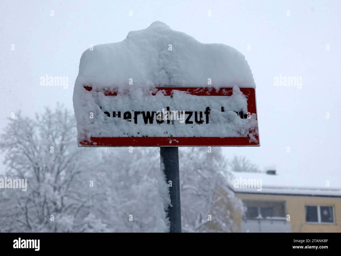 02.12.2023, Schneechaos in Muenchen, im Bild: Schnee in Ueberfluss in ...