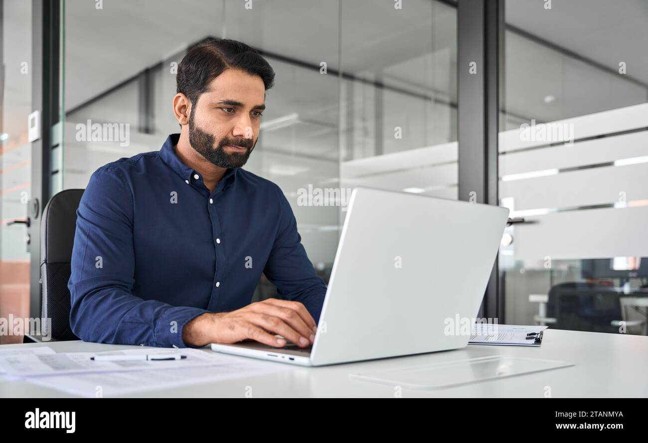 Hr manager using software hi-res stock photography and images - Alamy