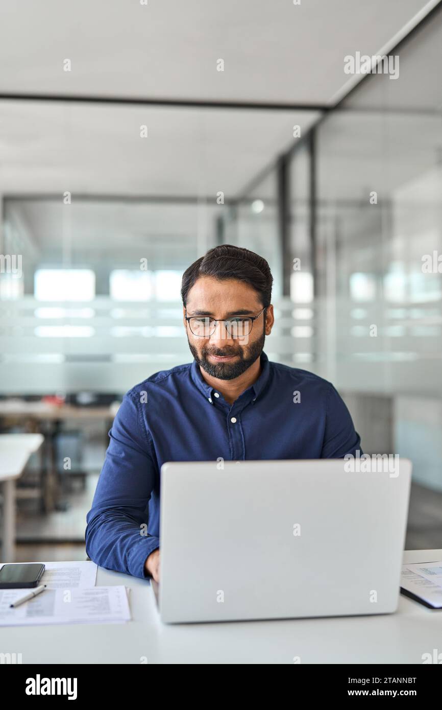 Employee using computer hi-res stock photography and images - Alamy
