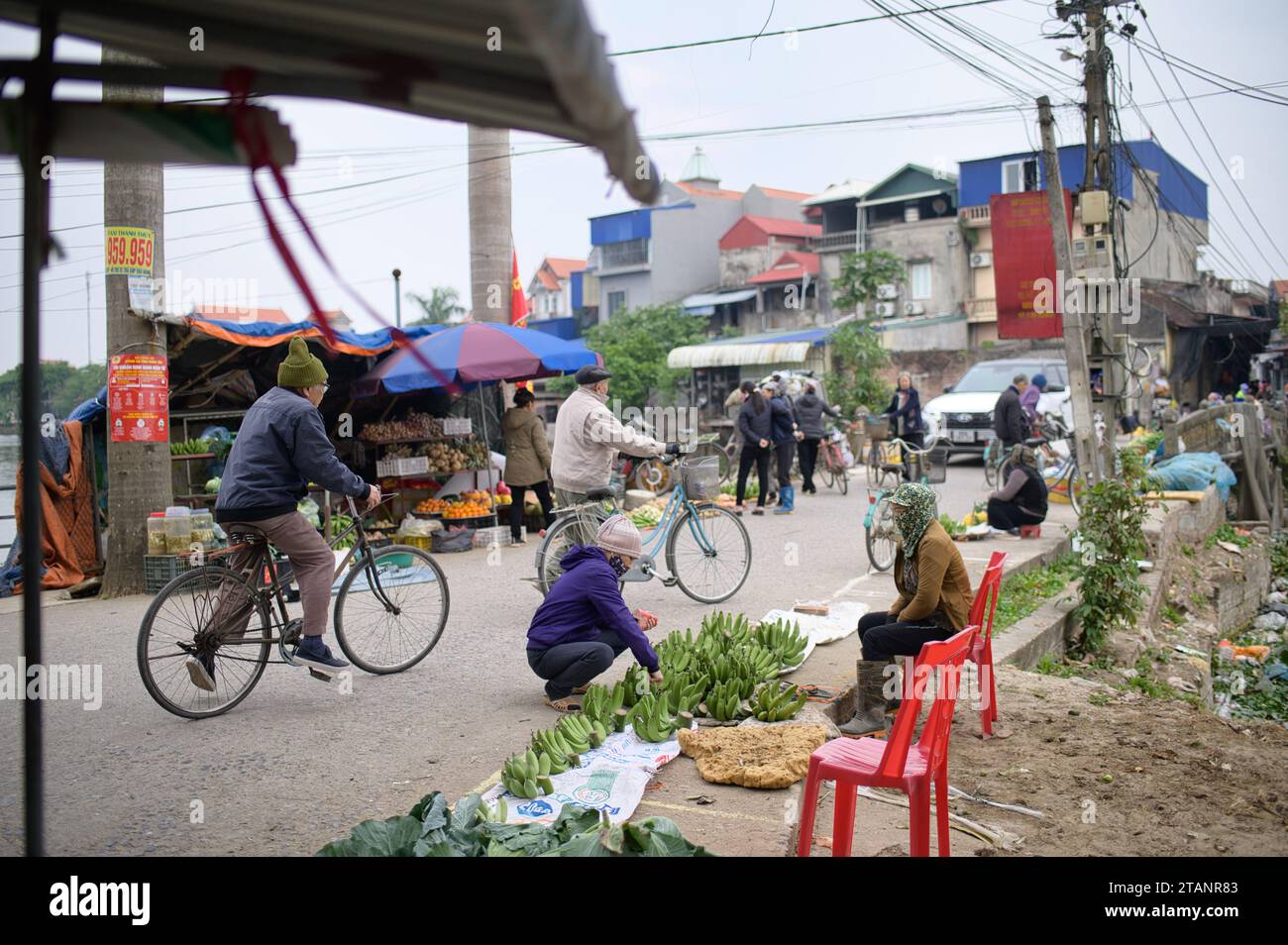 Side view anonymous ethnic hi-res stock photography and images - Alamy