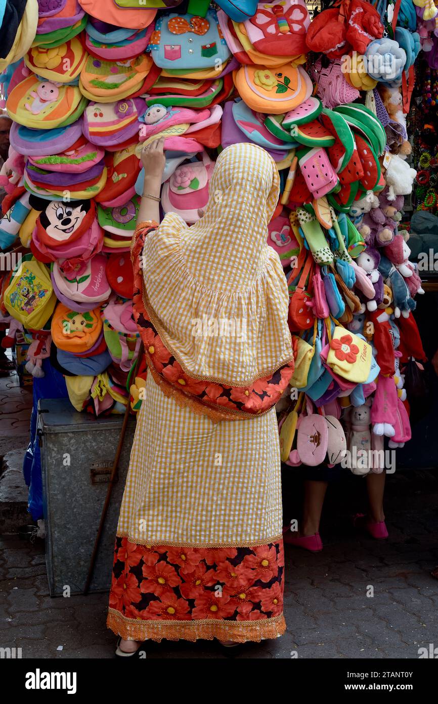 Colorfully dressed muslim woman hi-res stock photography and images - Alamy