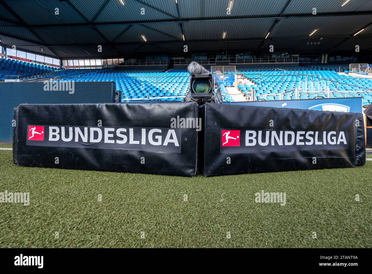 Television camera in stadium hi-res stock photography and images - Alamy