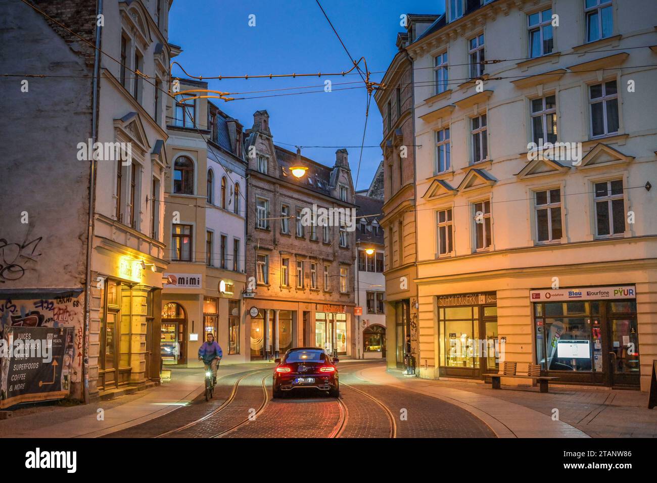 Abendliche Straßenszene, Große Ulrichstraße, Altstadt, Halle an der ...