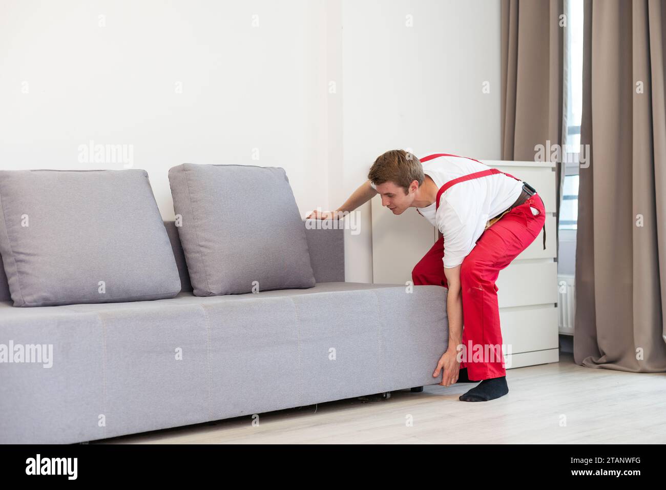 Two removal men sofa hi-res stock photography and images - Alamy