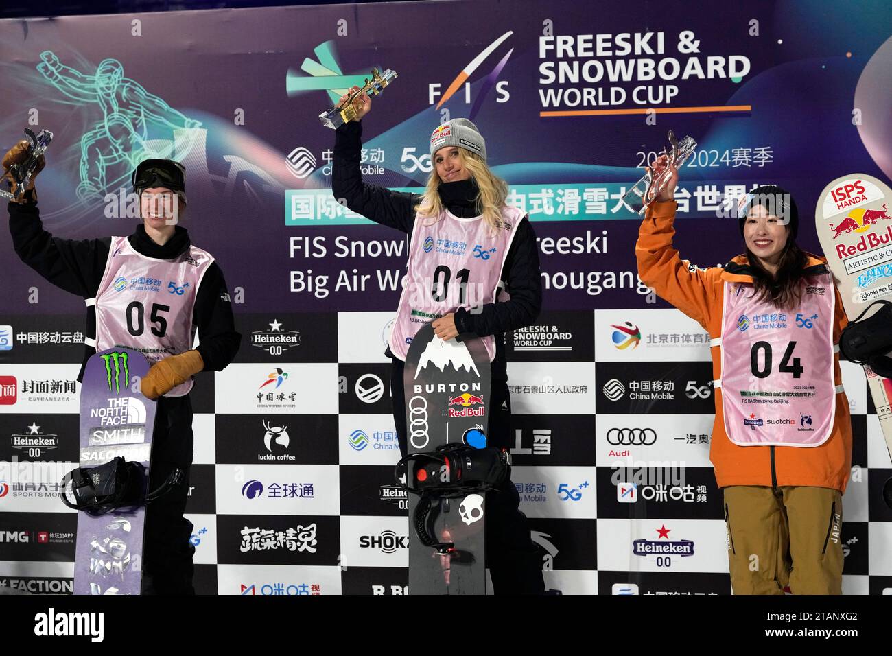 From left, silver medalist, Australia's Tess Coady, gold medalist ...