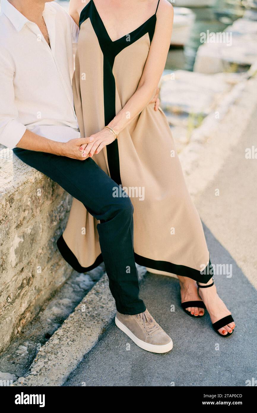 Man holding girlfriend on lap hi-res stock photography and images - Alamy