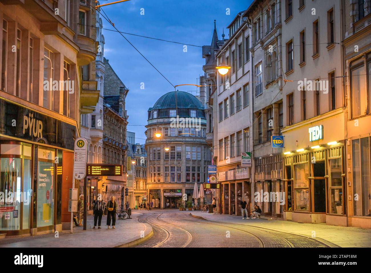 Abendliche Straßenszene, Große Ulrichstraße, Altstadt, Halle an der ...
