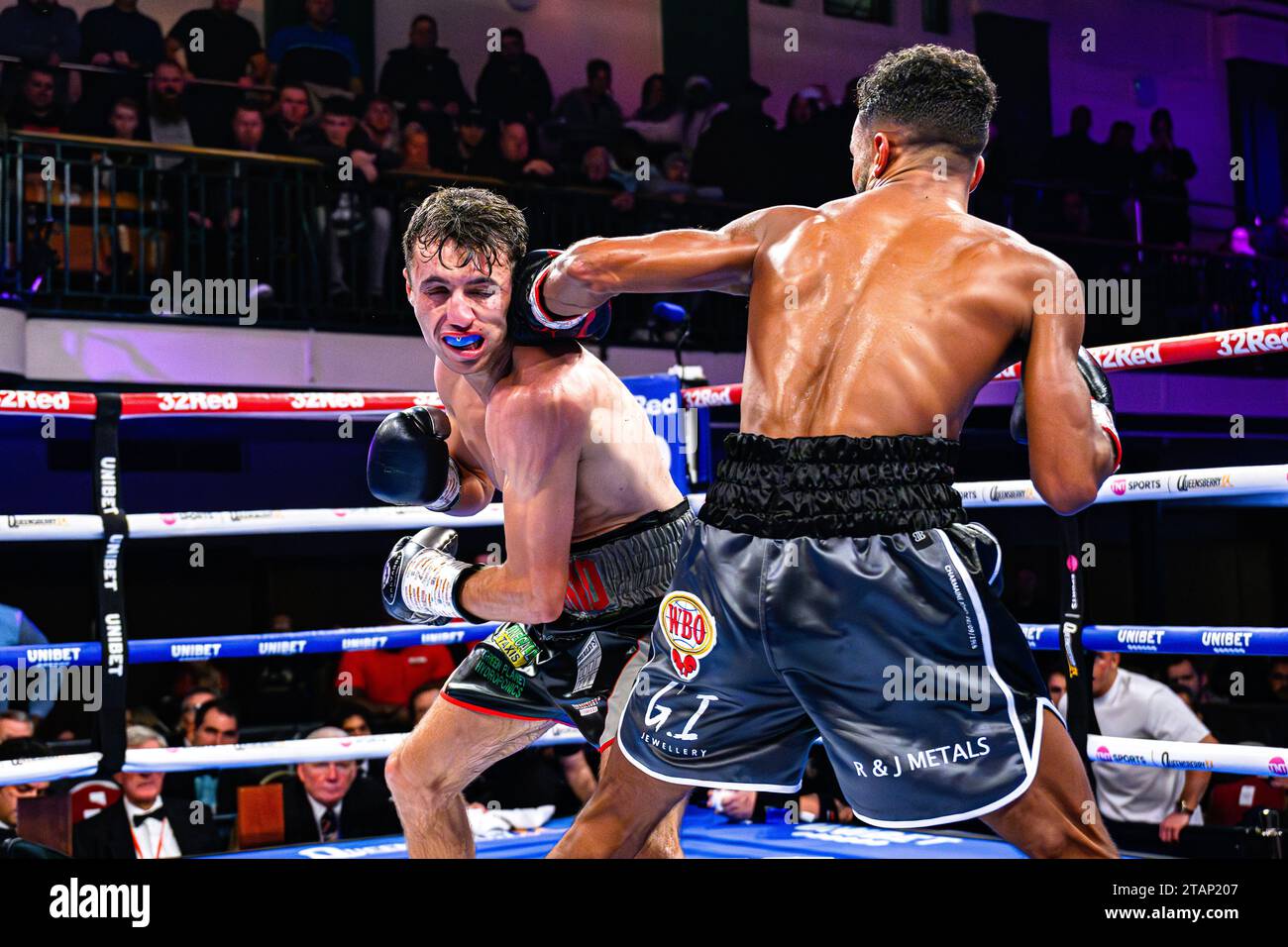 Guard peeks hi-res stock photography and images - Alamy