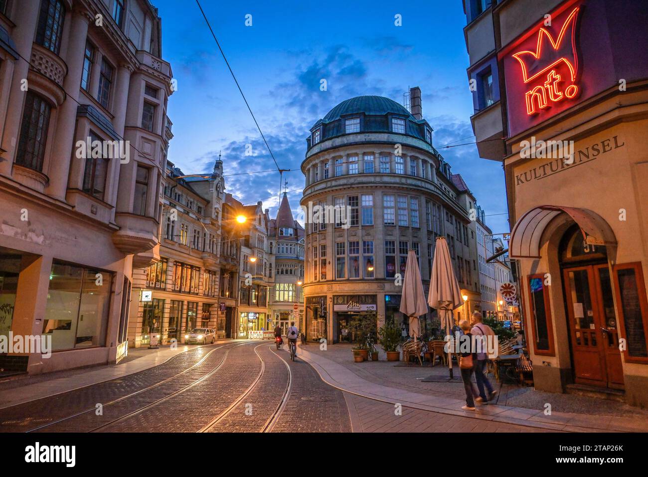 Abendliche Straßenszene, Große Ulrichstraße, Altstadt, Halle an der ...