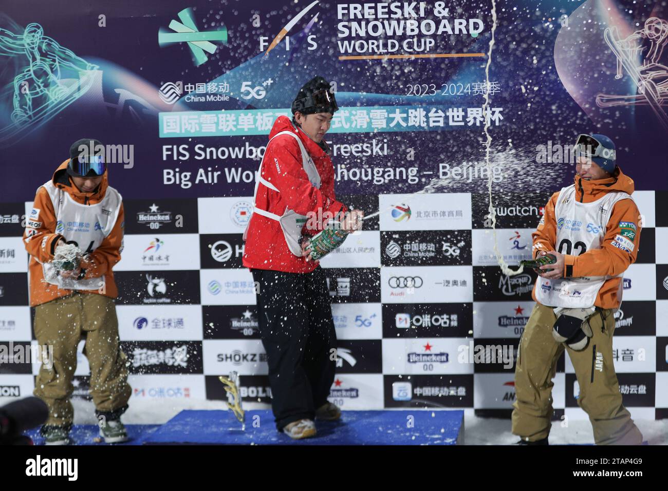 Beijing, China. 2nd Dec, 2023. Gold medalist Su Yiming (C) of China ...