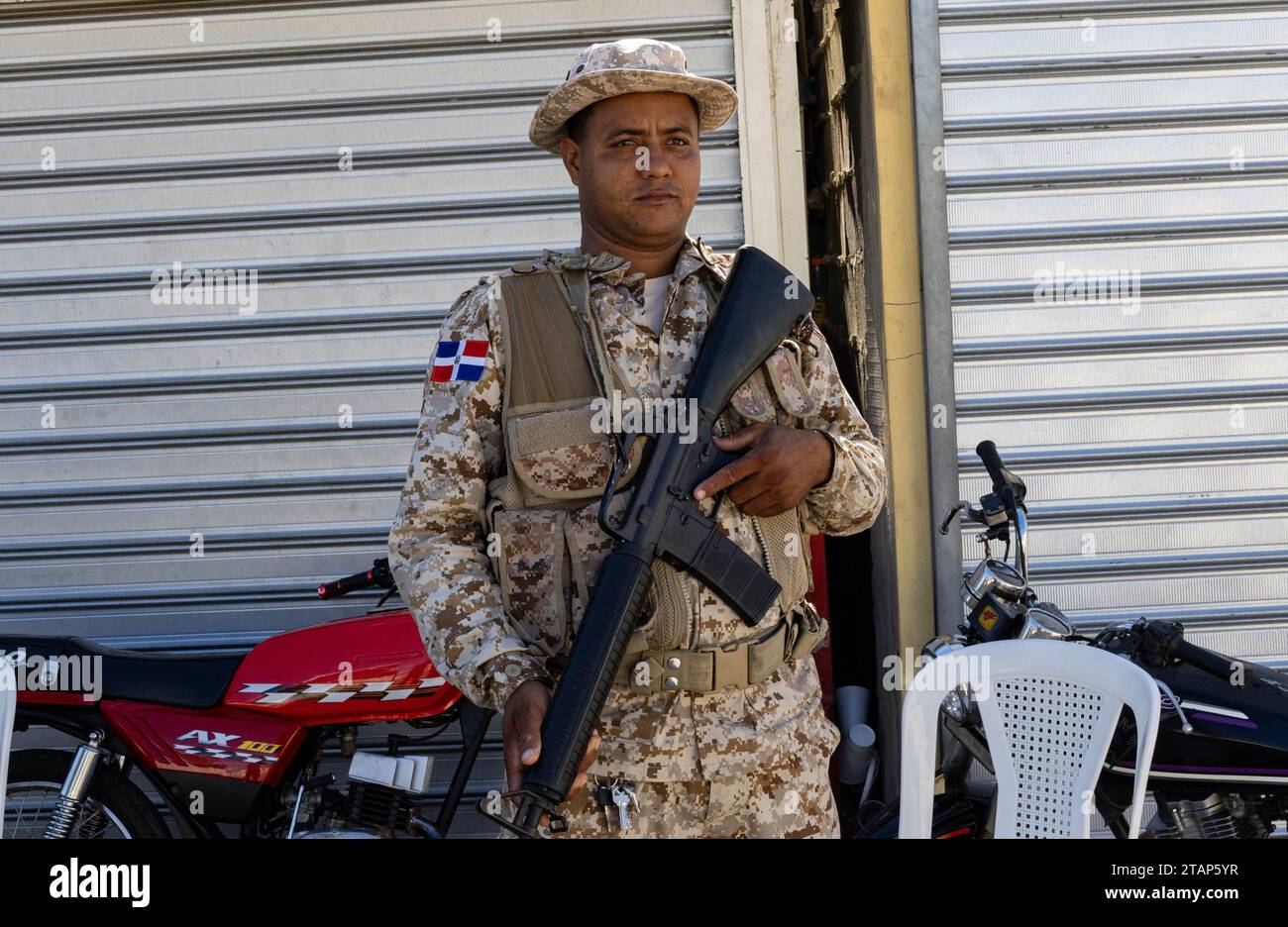 A soldiers from the Specialized Land Border Security Corps in Dajabón ...