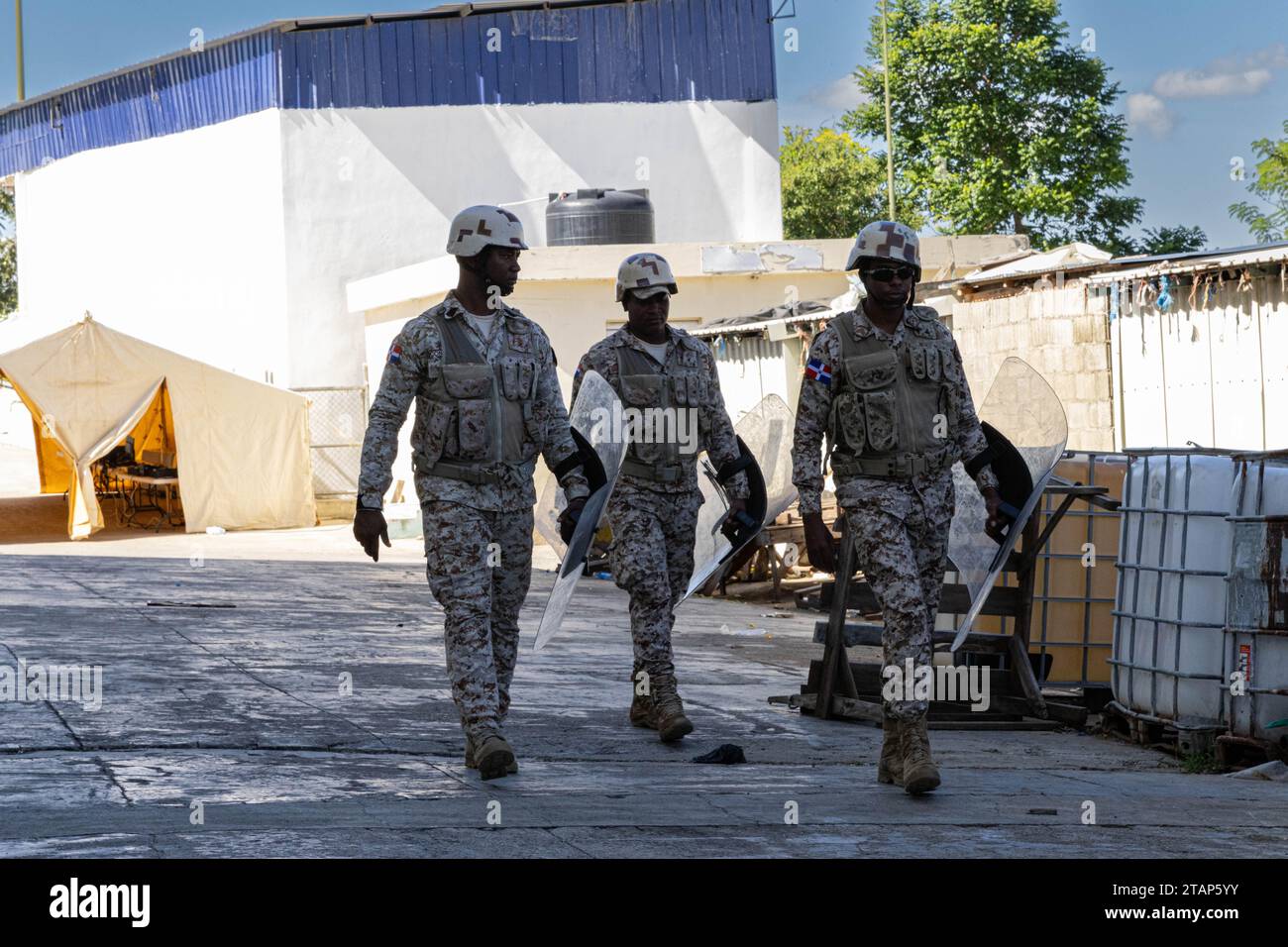 Soldiers from the Specialized Land Border Security Corps patrol the ...
