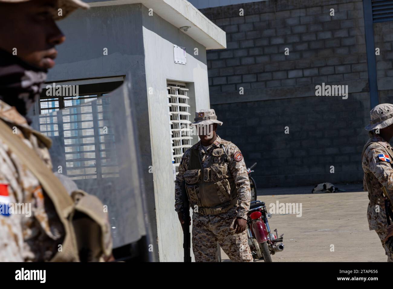 Soldiers from the Specialized Land Border Security Corps stand guard at ...