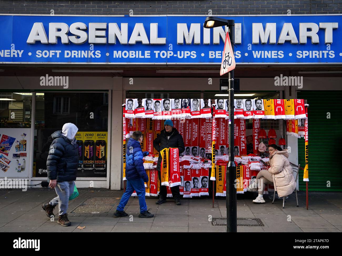 Merchandise stall outside the emirates stadium hi-res stock photography ...