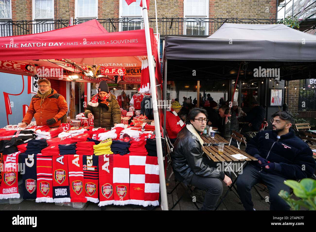 Merchandise stall outside the emirates stadium hi-res stock photography ...
