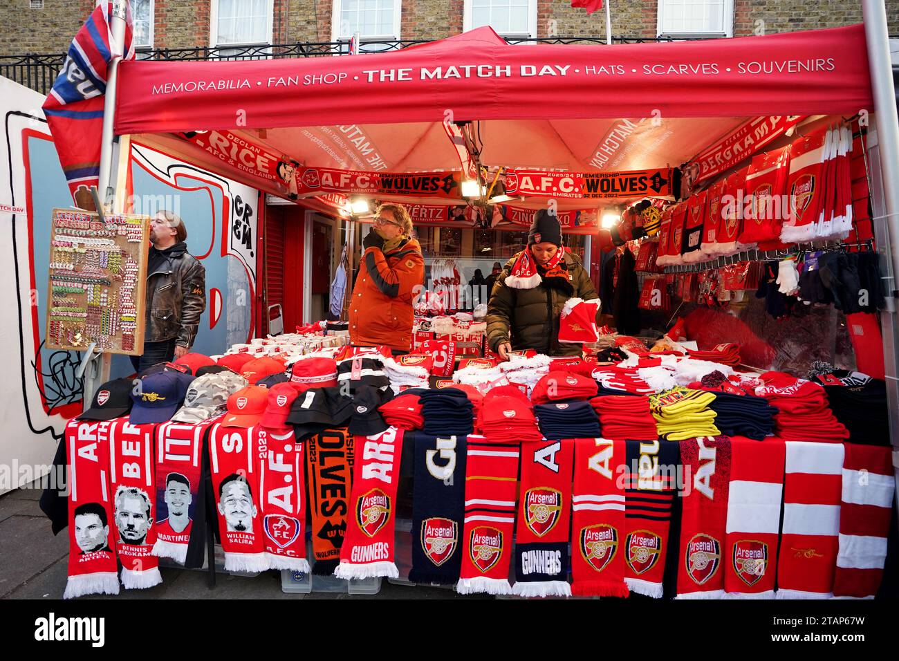 Merchandise stall outside the emirates stadium hi-res stock photography ...
