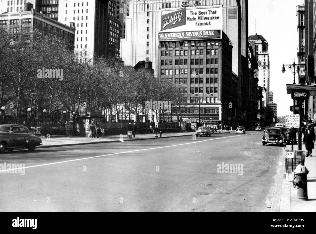 NEW YORK street scene with billboard for Schlitz Beer in autumn 1951 ...