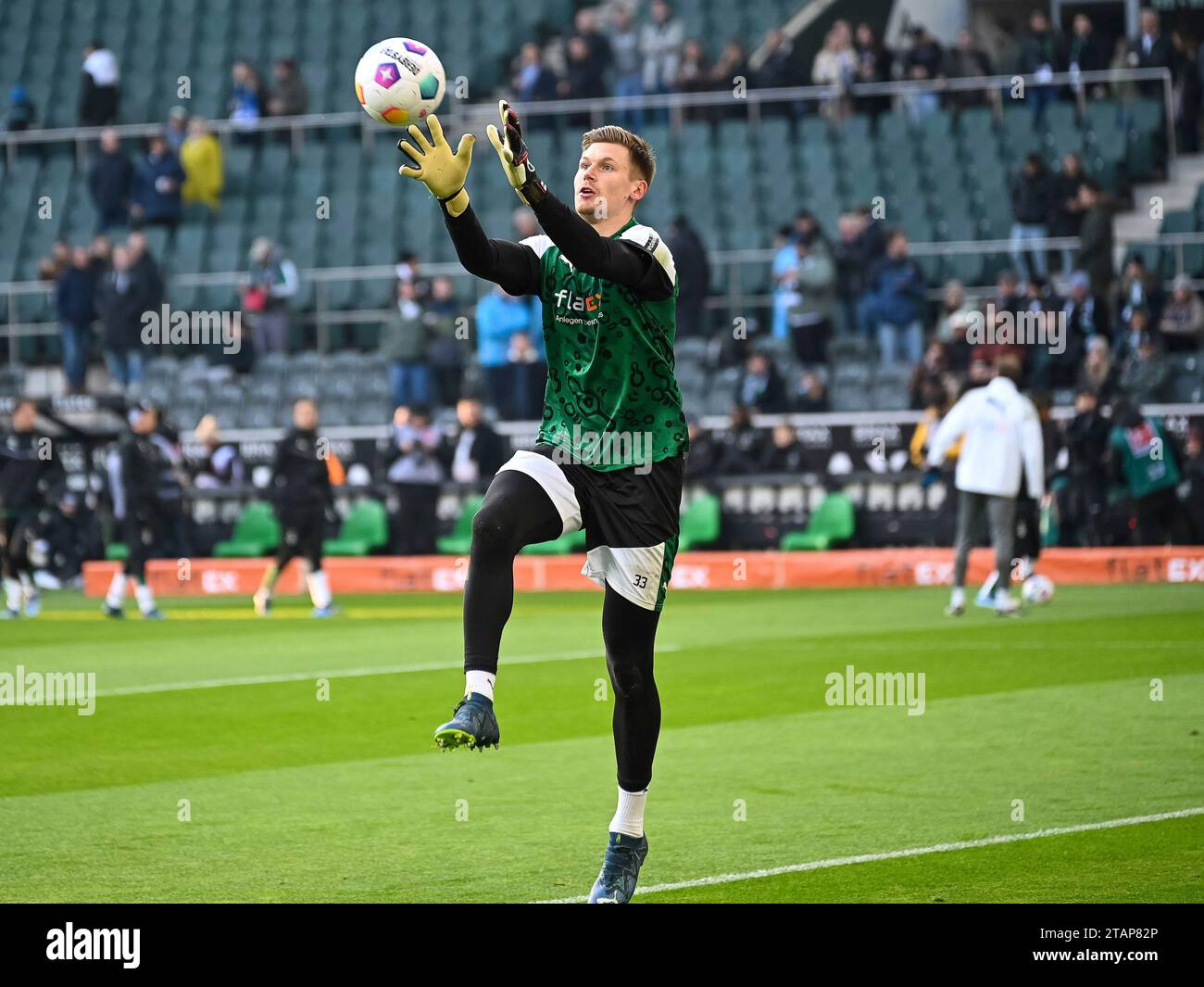 Moritz Nicolas (Borussia Moenchengladbach, #33) beim Aufwaermen ...