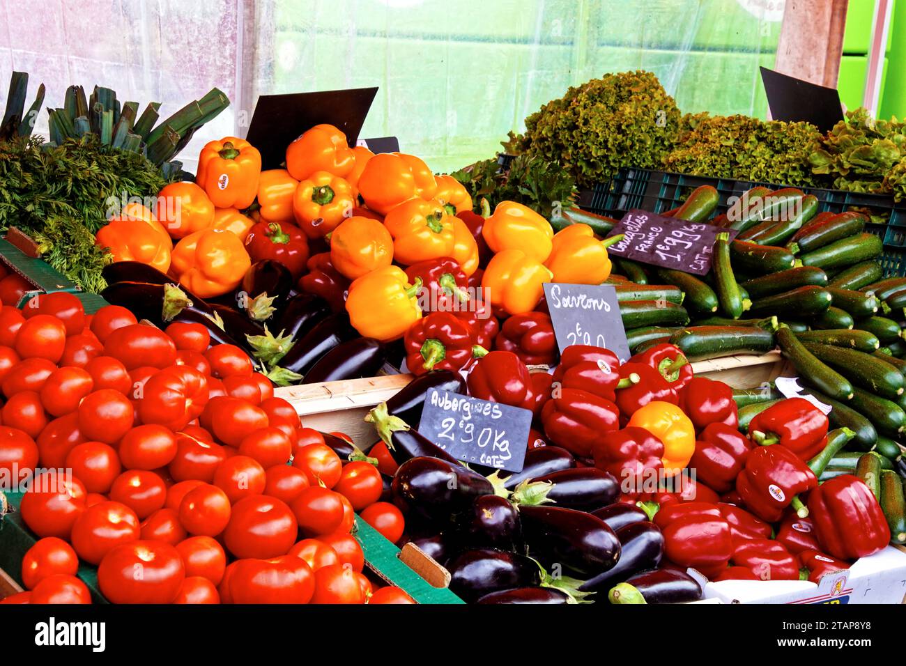 fruits et legumes sur un etalage de marché - fruit and vegetables on a ...