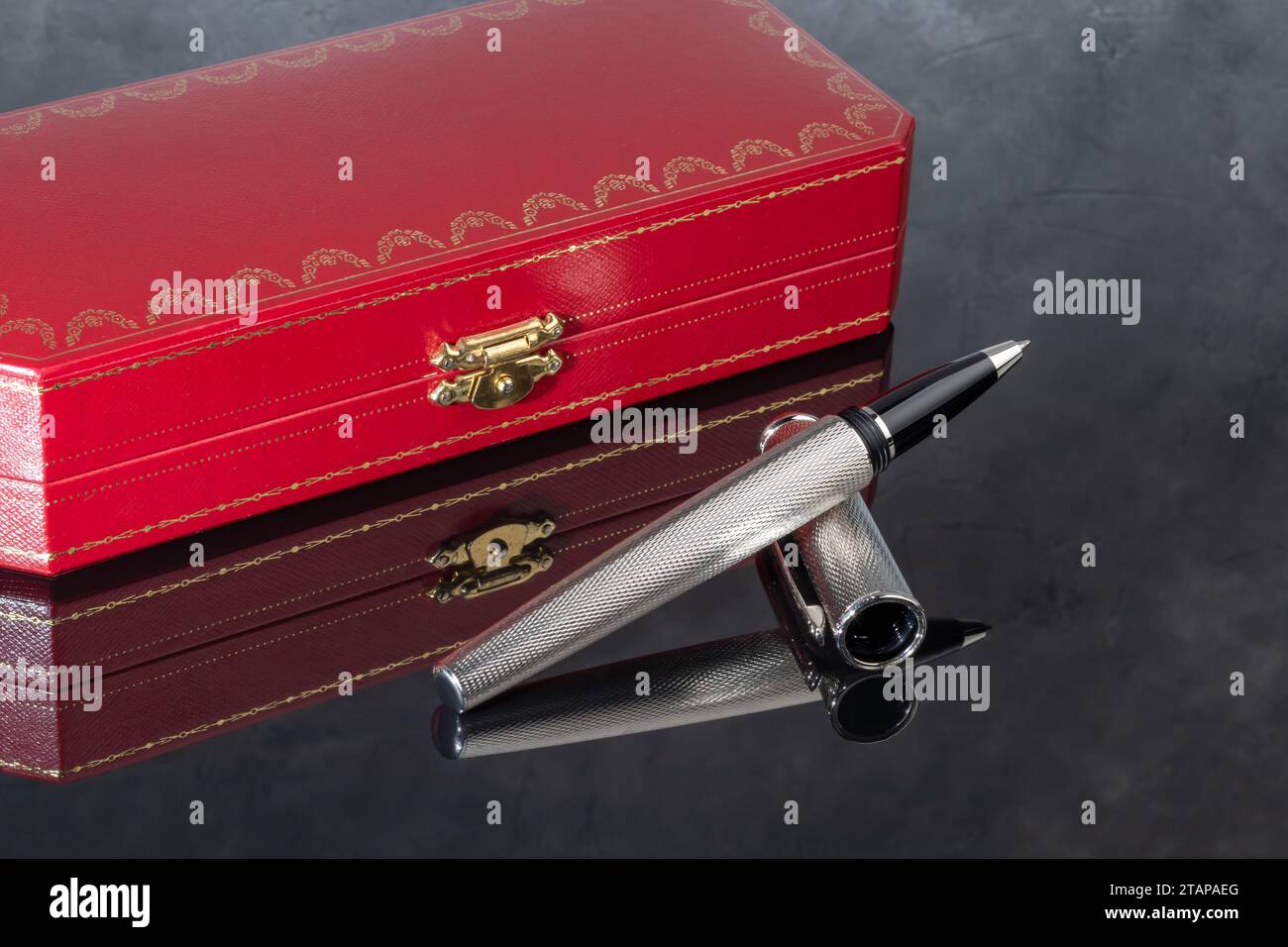 Black marble fountain pen hi-res stock photography and images - Alamy