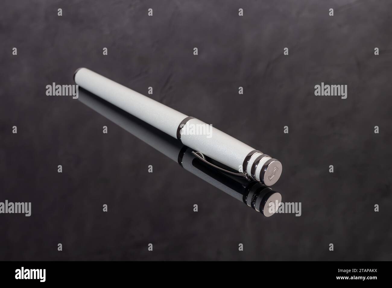 Black marble fountain pen hi-res stock photography and images - Alamy