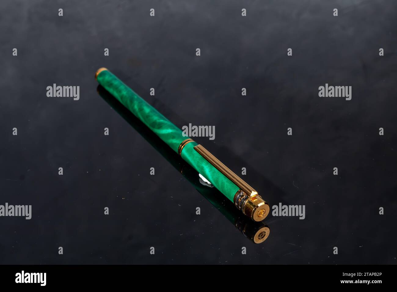 Black marble fountain pen hi-res stock photography and images - Alamy