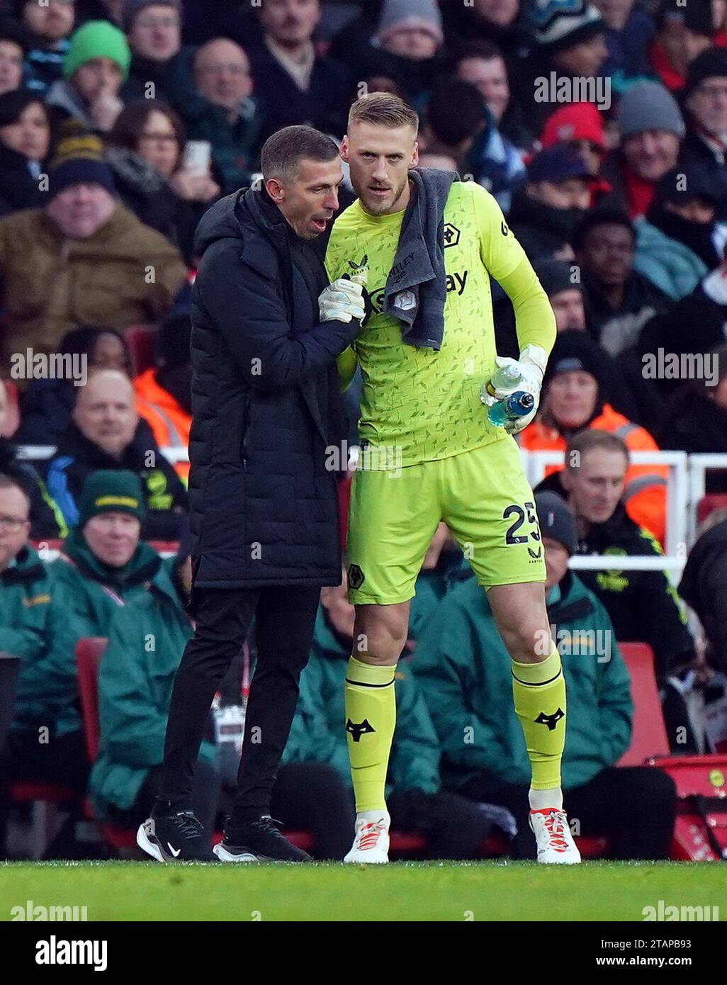 Wolverhampton Wanderers manager Gary O'Neil gives instructions to ...