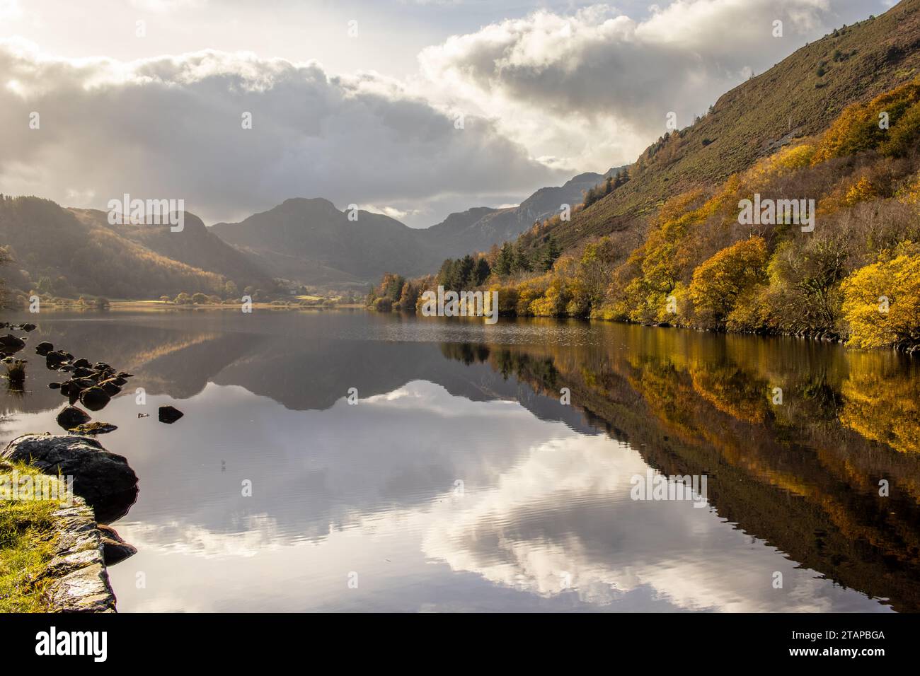 Llyn Crafnant in autumn, Snowdonia Eryri National Park, North Wales ...