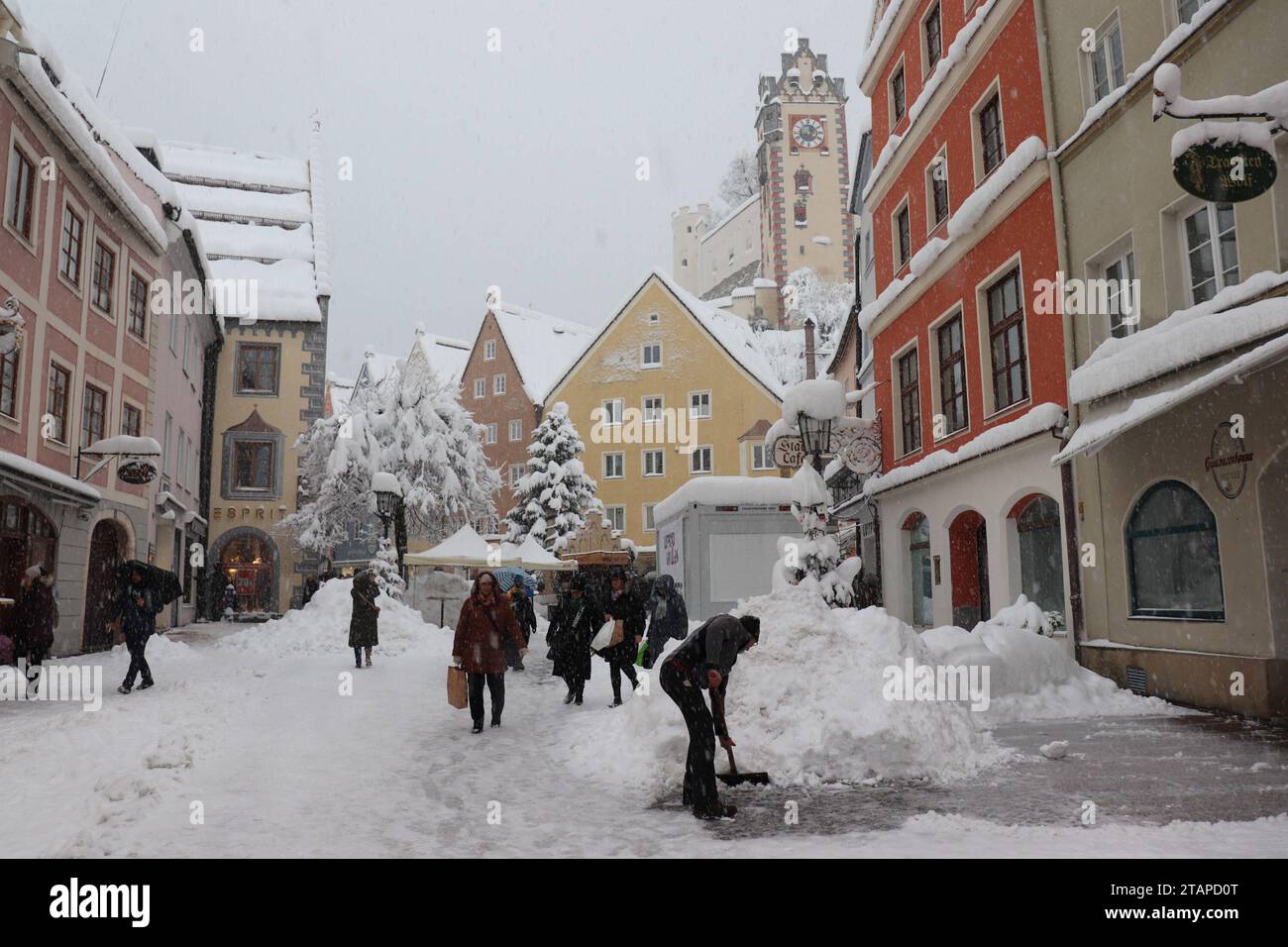 Schneemassen in Füssen, Schneemassen liegen in den Straßen der Altstadt ...
