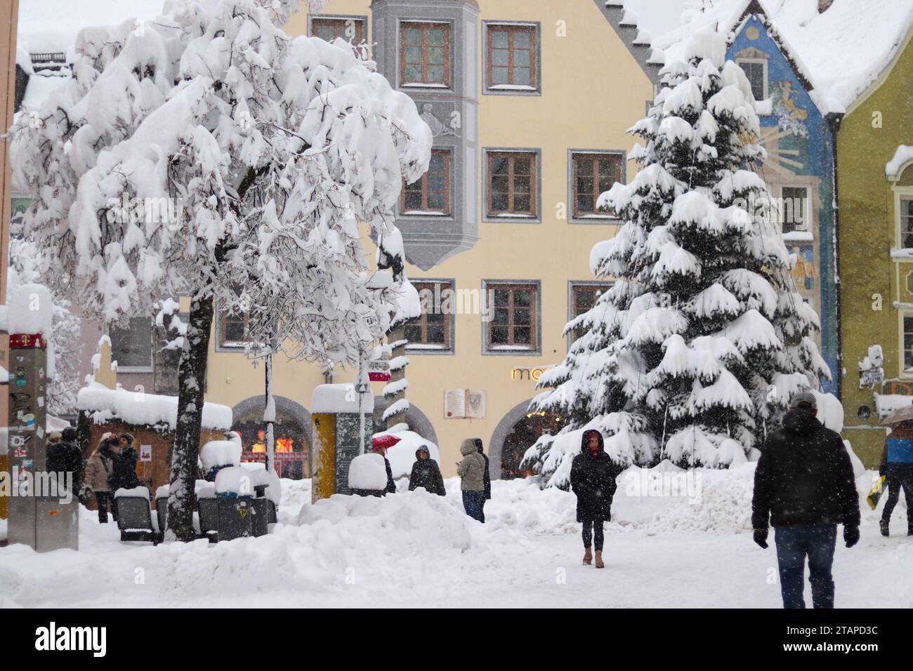 Schneemassen in Füssen, Schneemassen liegen in den Straßen der Altstadt ...