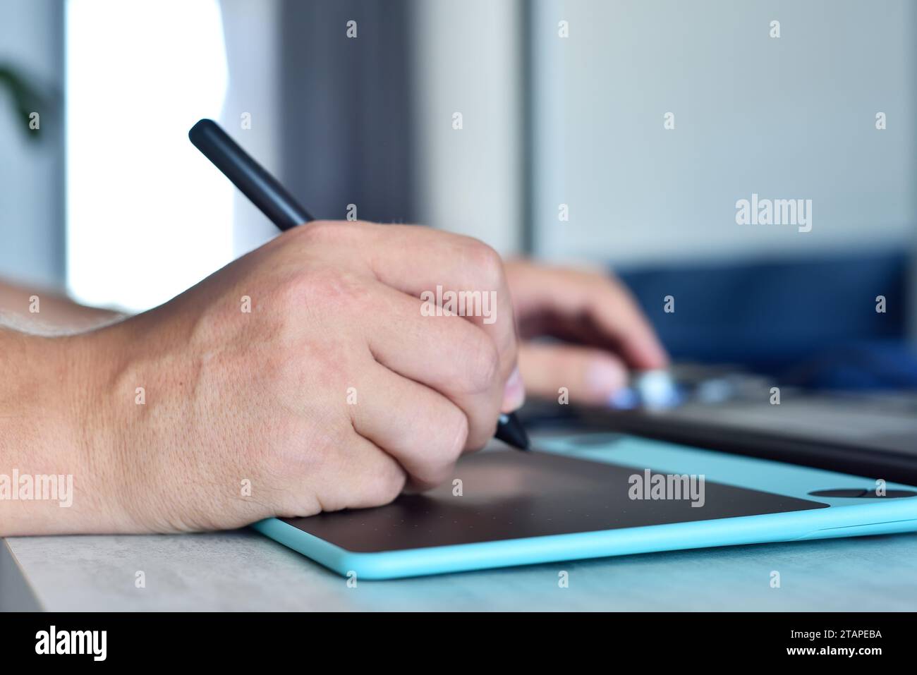 Working hands drawing hi-res stock photography and images - Alamy