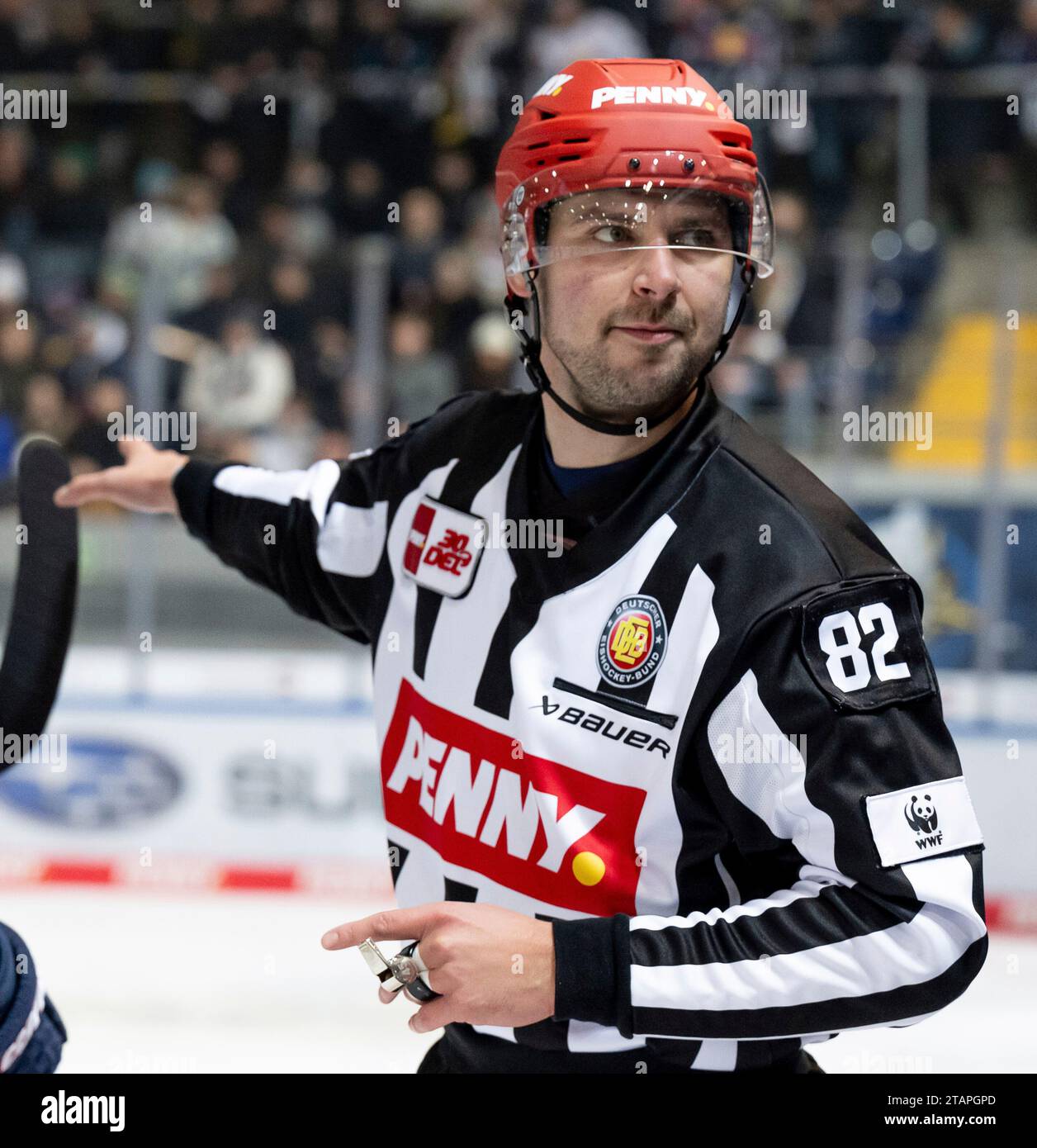 Muenchen, Deutschland. 01st Dec, 2023. Linesman Jiri Ondracek. EHC Red ...