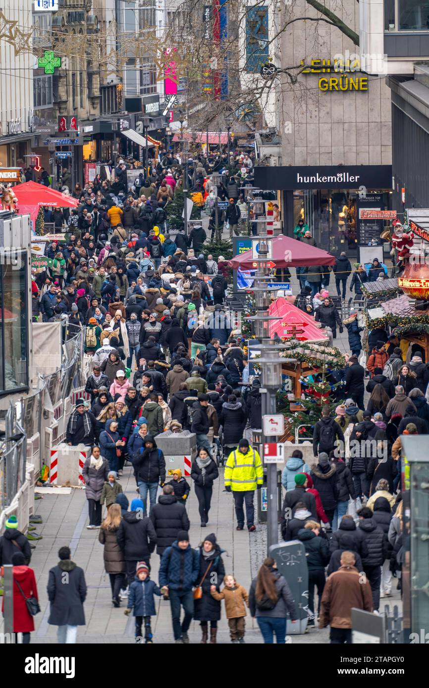 Volle Einkaufsstraße in Essen, Kettwig Straße, Fußgängerzone, am ersten ...