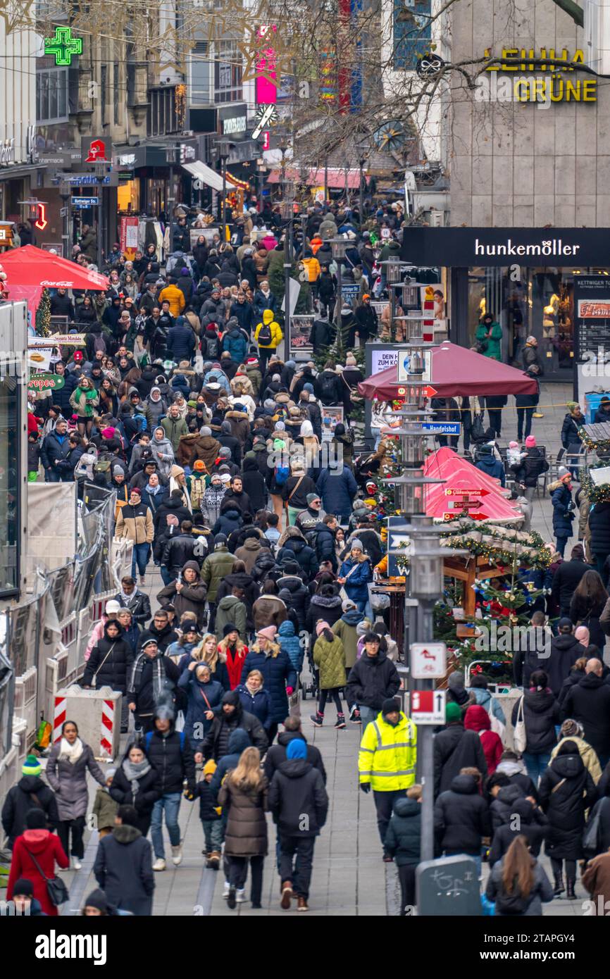 Volle Einkaufsstraße in Essen, Kettwig Straße, Fußgängerzone, am ersten ...