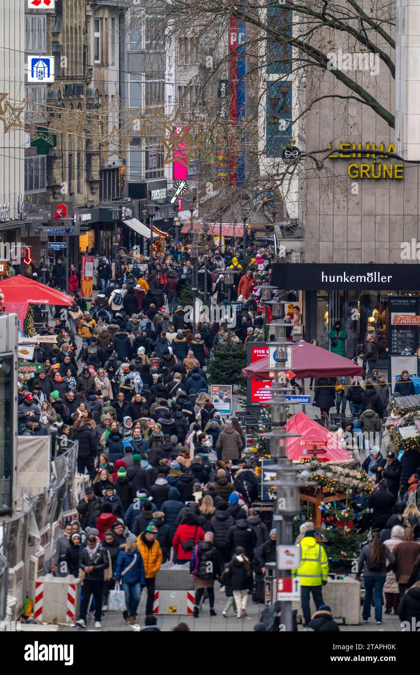 Volle Einkaufsstraße in Essen, Kettwig Straße, Fußgängerzone, am ersten ...