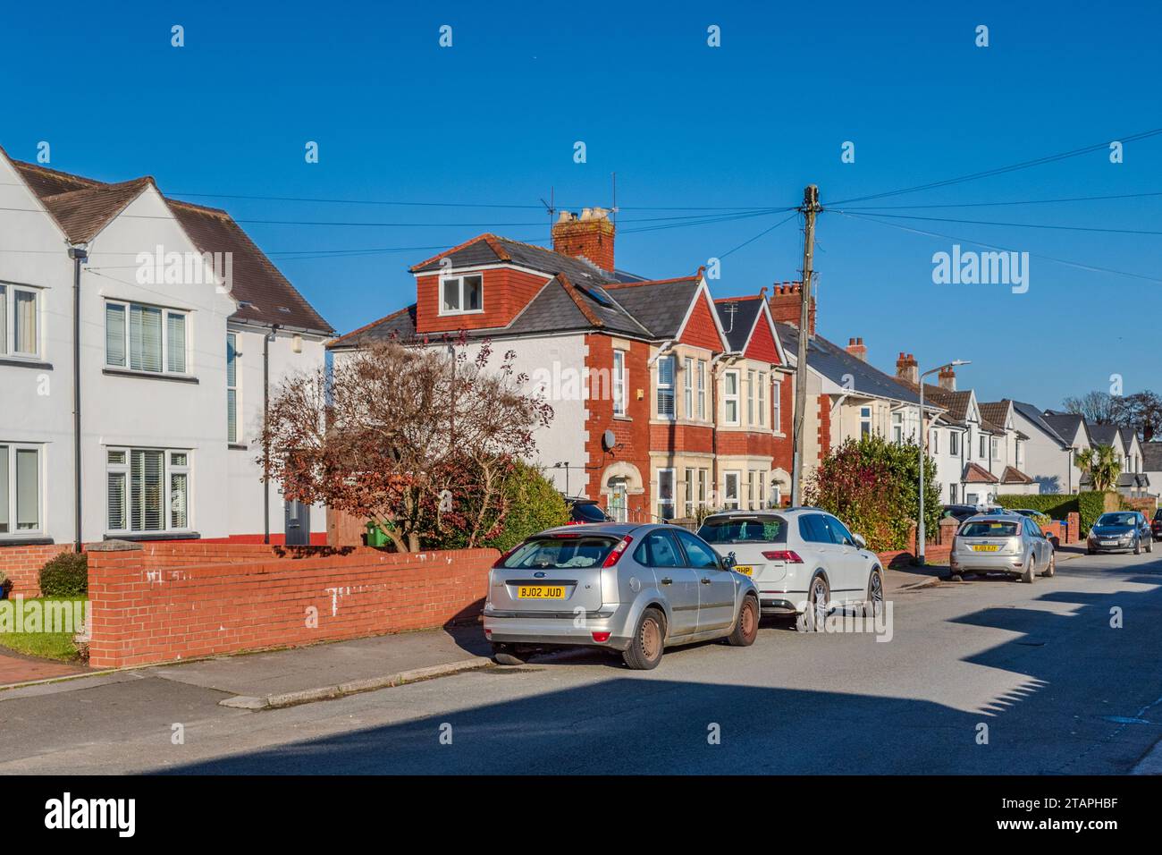 Row of suburban houses hi-res stock photography and images - Alamy