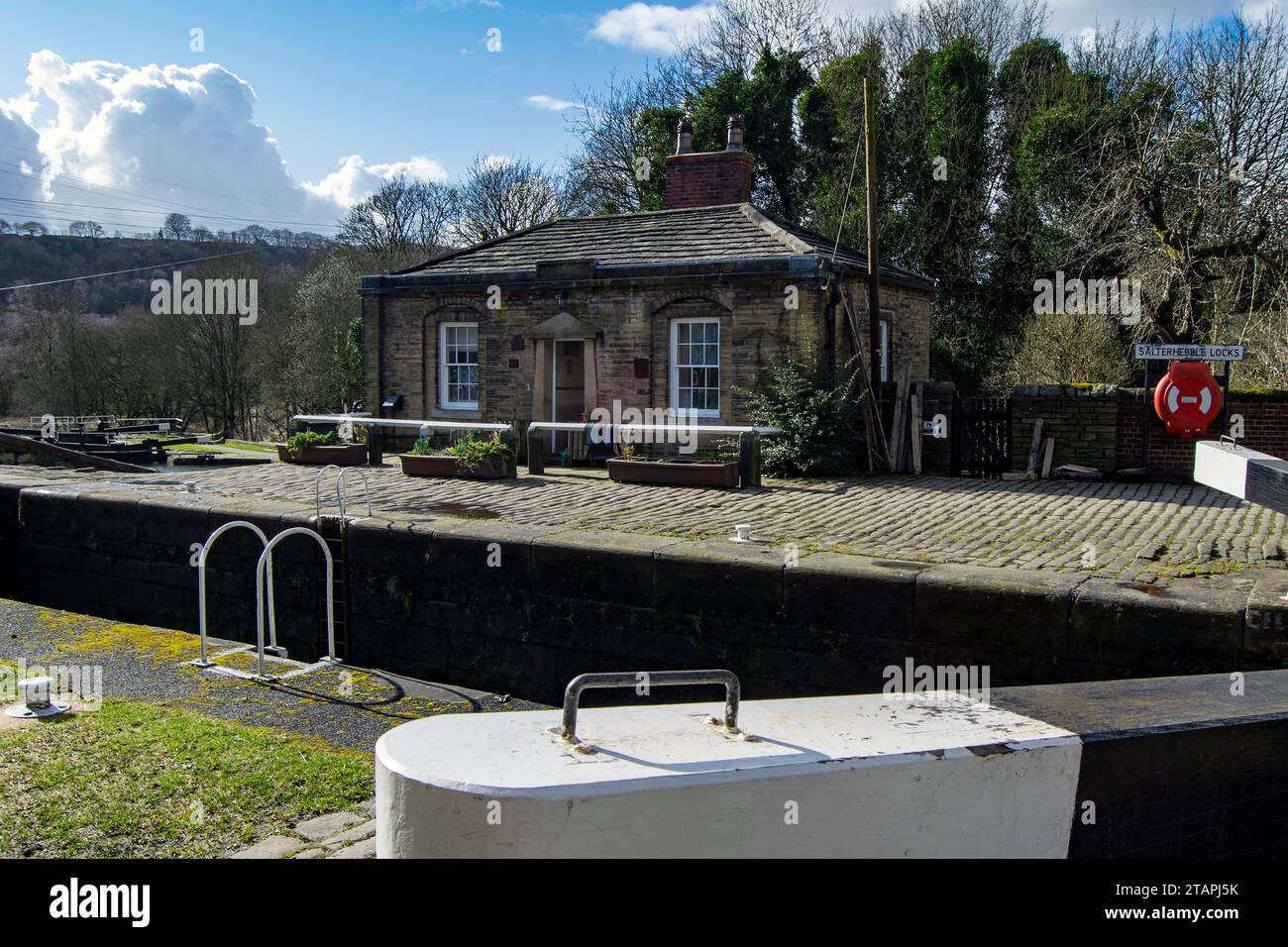 Top lock cottage hi-res stock photography and images - Alamy