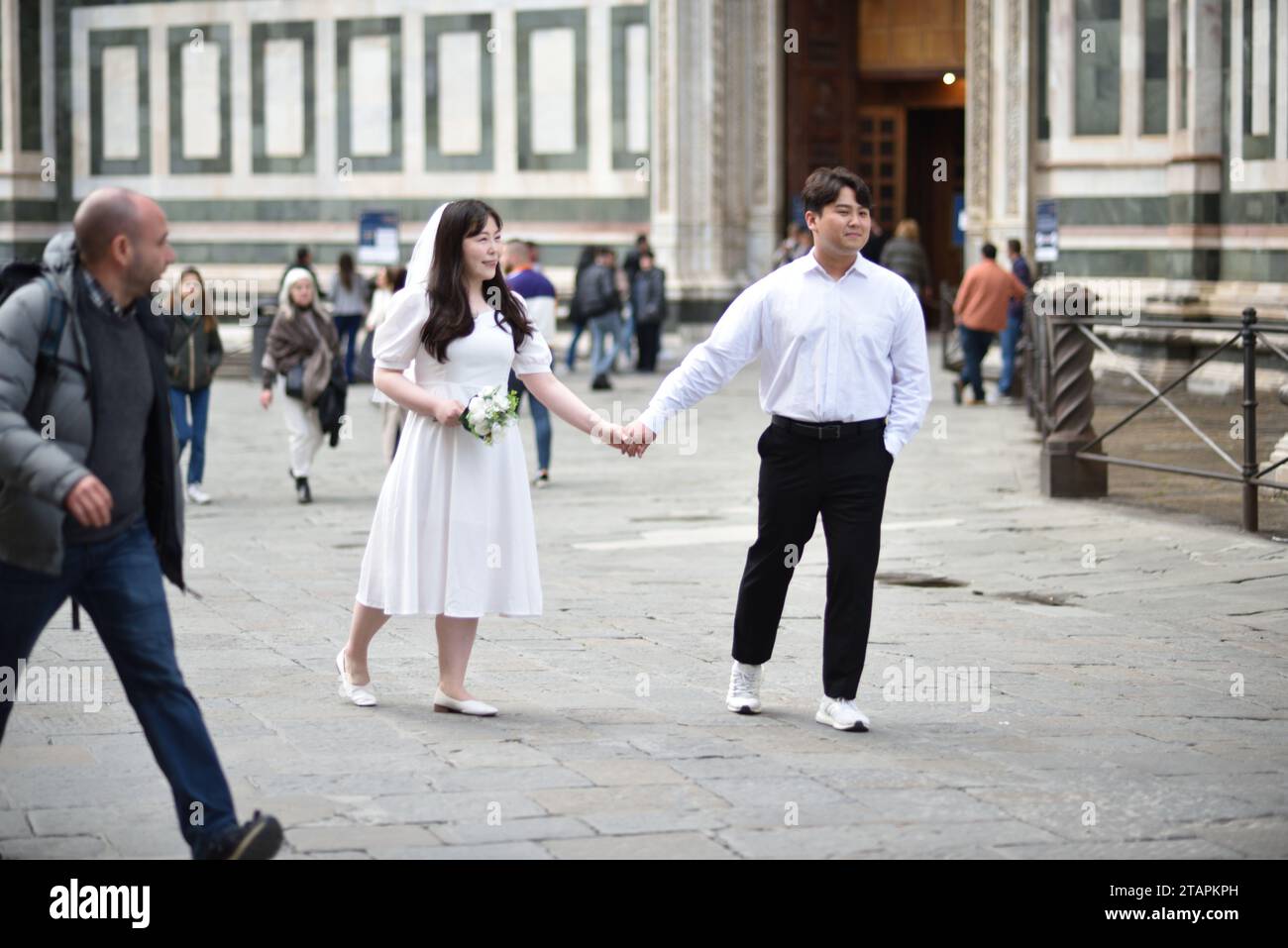 Asian couple sightseeing in hi-res stock photography and images - Alamy