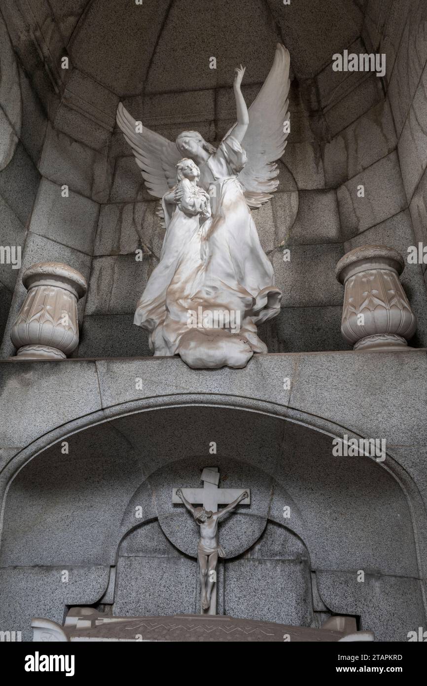 Argentina, Buenos Aires, Recoleta Cemetery. Angel statue memorial Stock ...