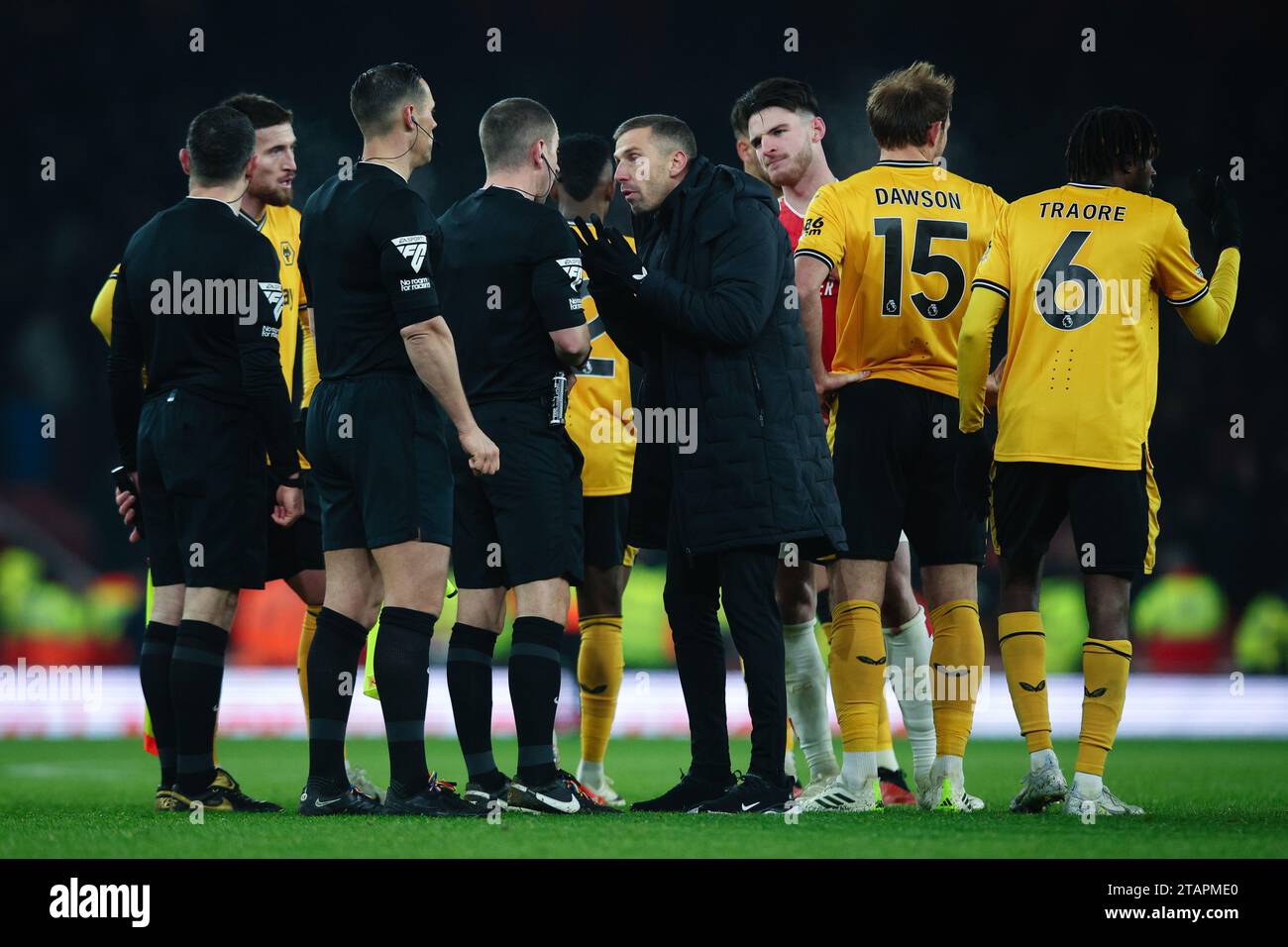 Gary o'neil referee hi-res stock photography and images - Alamy